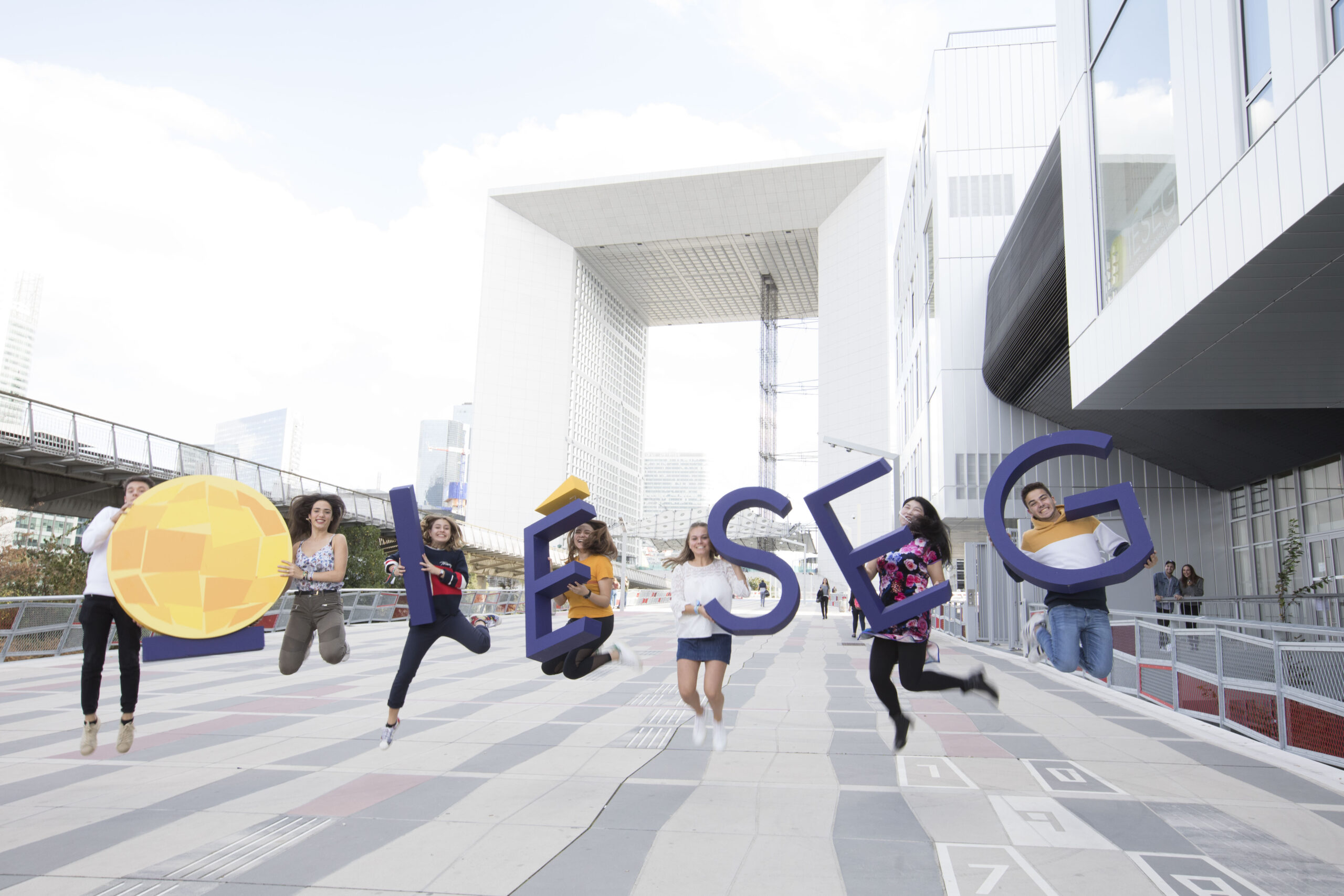 IÉSEG reaches the symbolic milestone of 200 permanent professors